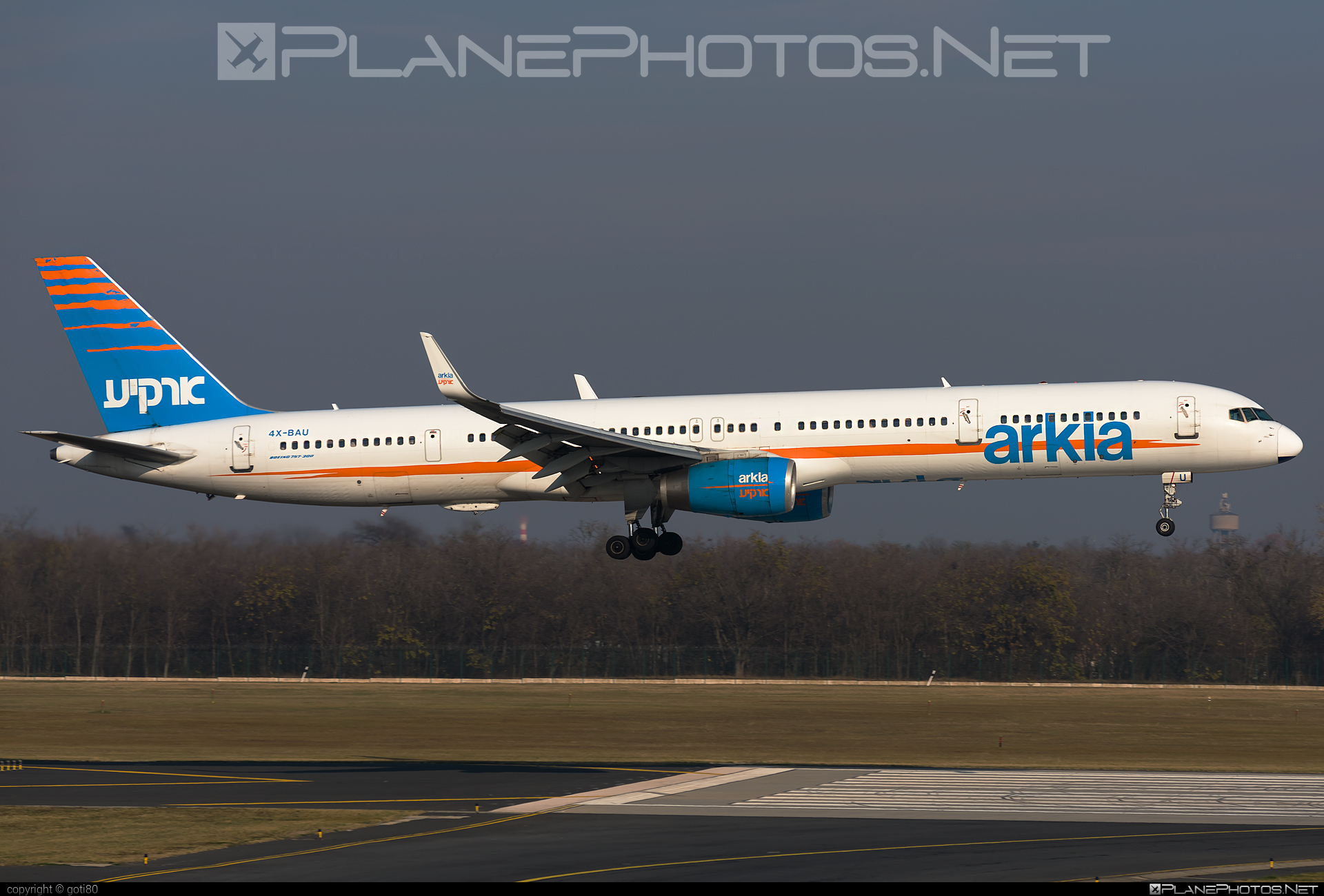 17922_Boeing-757-300_4X-BAU.jpg