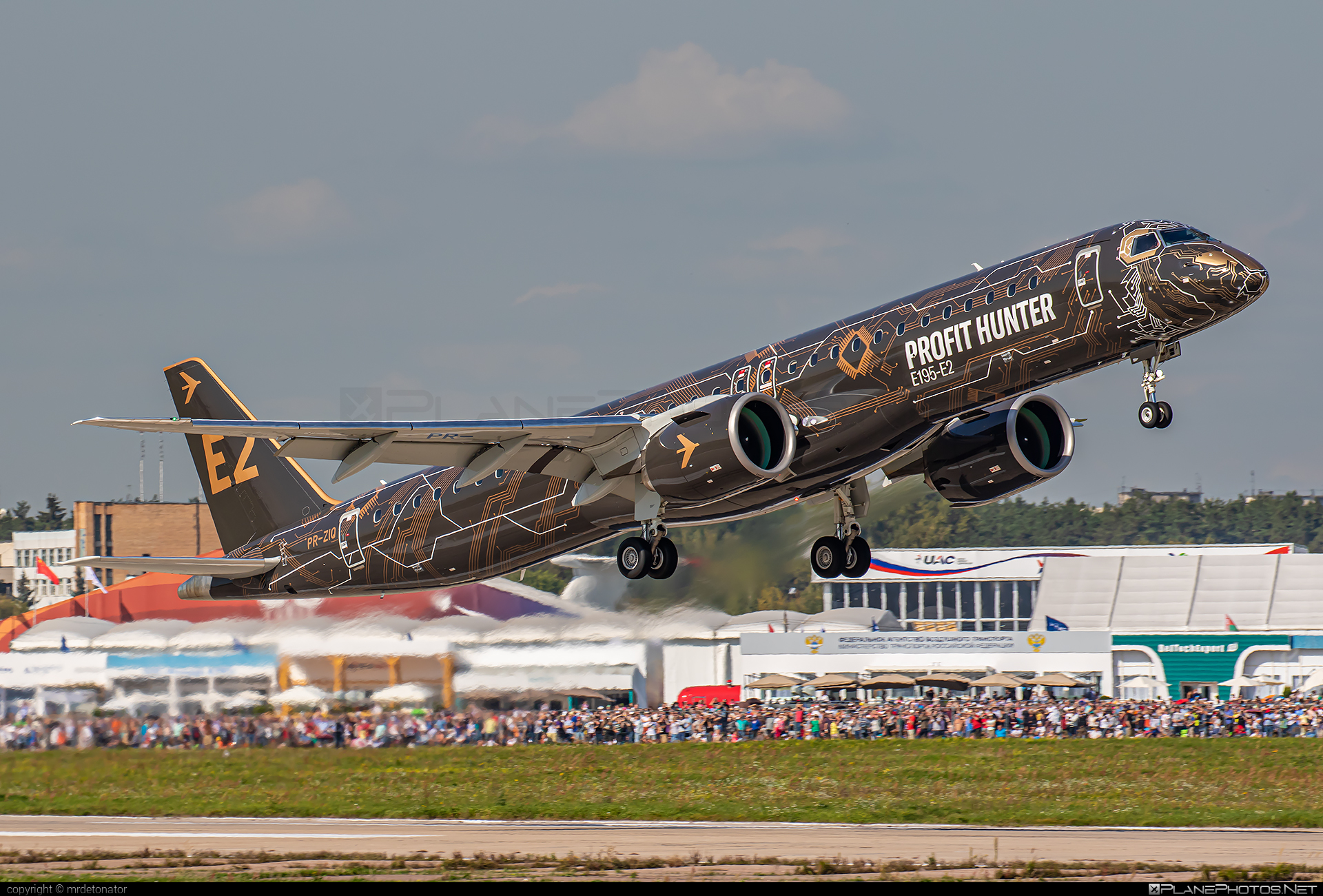 PR-ZIQ - Embraer E195-E2 (ERJ-190-400STD) operated by Embraer taken by ...