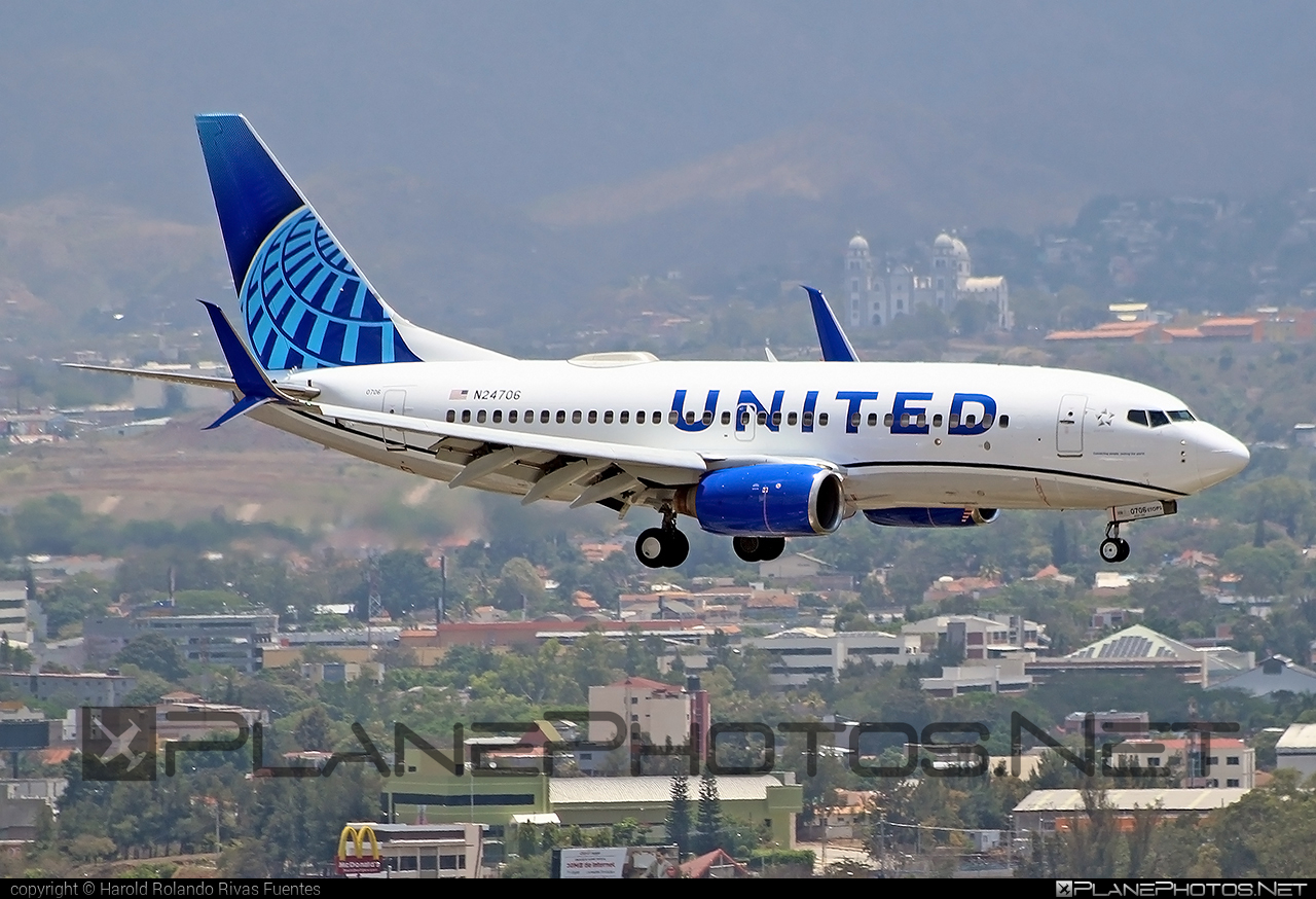 N24706 Boeing 737 700 Operated By United Airlines Taken By Harold